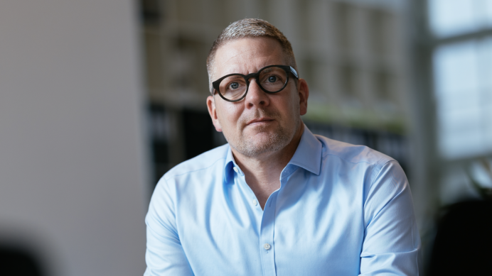 Estate Media – Rasmus Friis: Den, der stiller spørgsmålene, ejer svarene